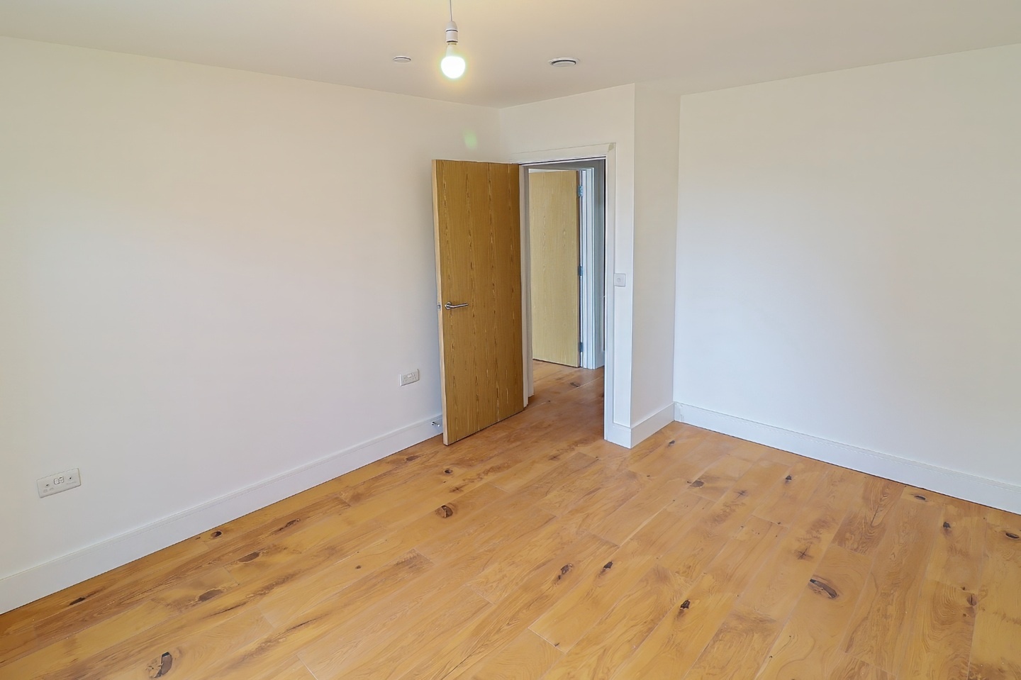 Hounslow - 2 Bed Flat, Staines Road, TW4 - To Rent Now for £1,750.00 p/m