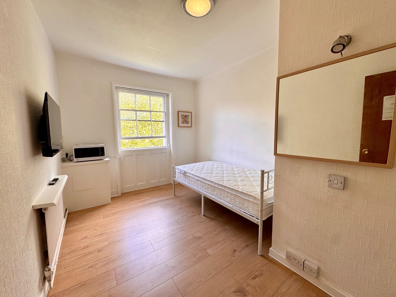 London - Bedsit, Sussex Gardens, W2 - To Rent Now for £1,350.00 p/m
