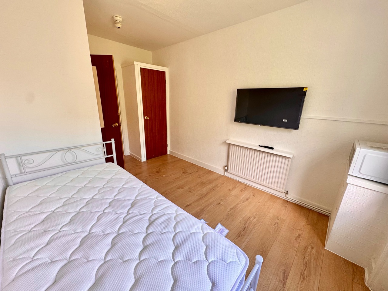 London - Bedsit, Sussex Gardens, W2 - To Rent Now for £1,350.00 p/m