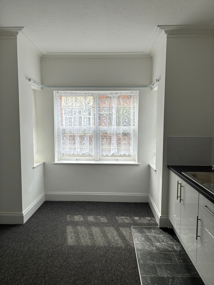 Bournemouth - Bedsit, St. Clements Road, BH1 - To Rent Now for £455.00 p/m