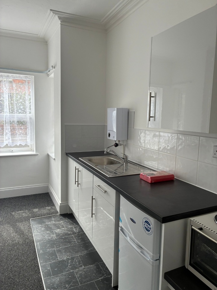 Bournemouth - Bedsit, St. Clements Road, BH1 - To Rent Now for £455.00 p/m