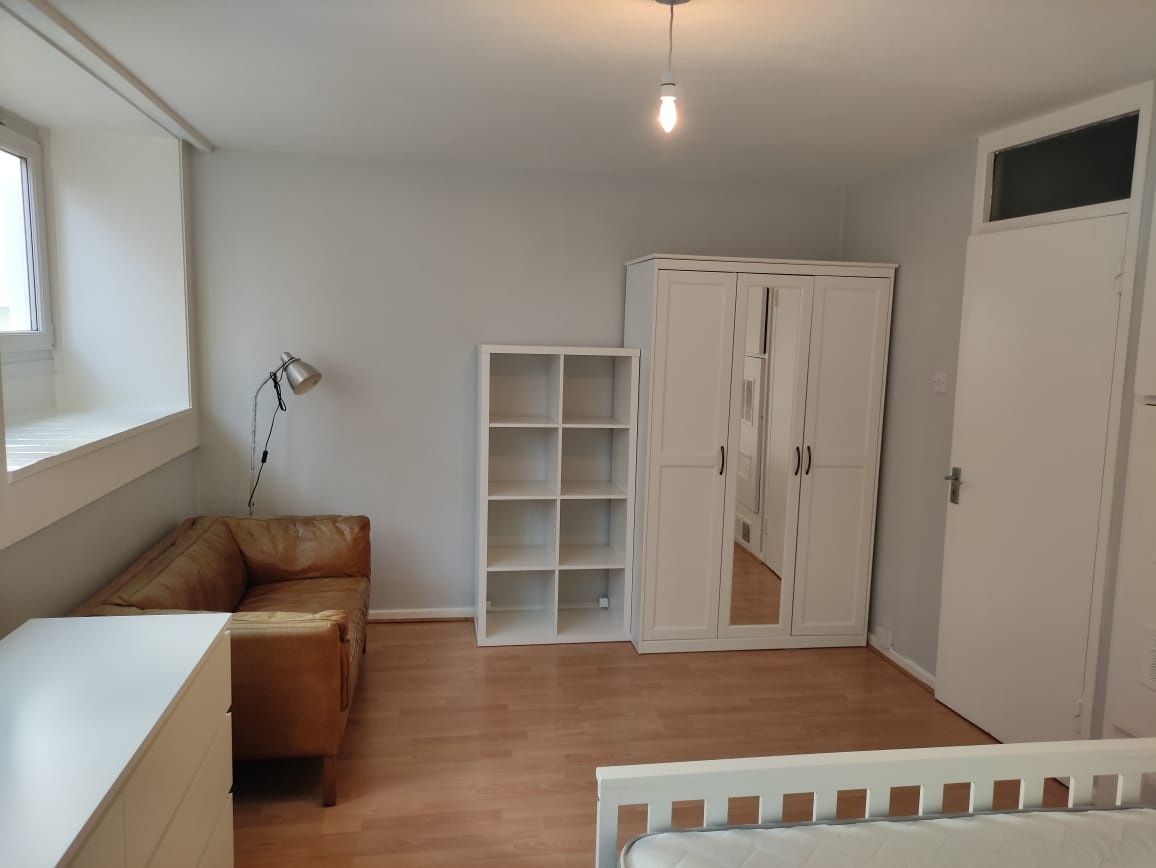 London - 3 Bed Flat, Badric Court, SW11 - To Rent Now for £2,650.00 p/m