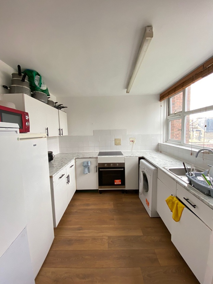 London - 3 Bed Flat, Falcon Grove, SW11 - To Rent Now for £2,650.00 p/m