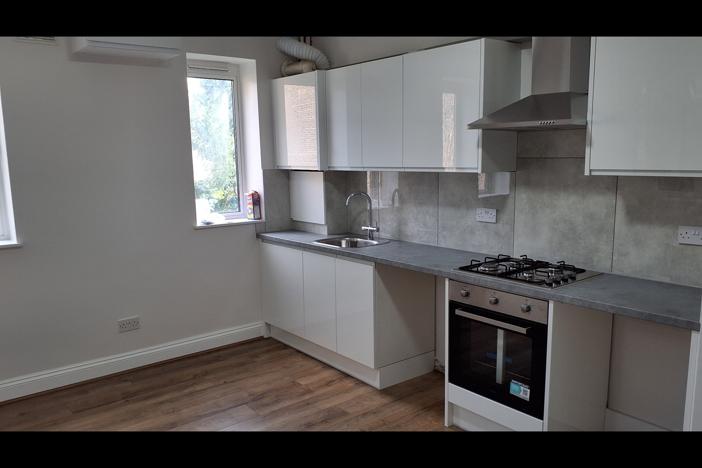 London - 1 Bed Flat, Coronation Court, W10 - To Rent Now for £1,675.00 p/m