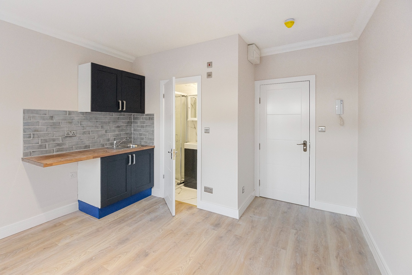 London - Studio Flat, Hendon Way, NW2 - To Rent Now for £1,045.00 p/m