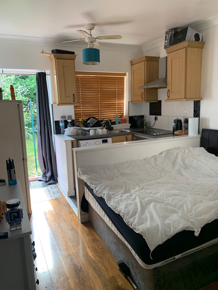 Dagenham - Studio Flat, Chadwell Heath, RM8 - To Rent Now for £1,200.00 p/m