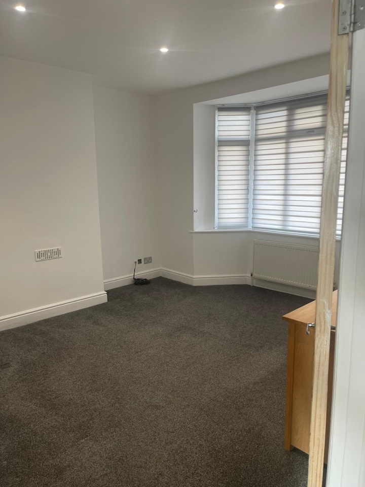 Romford - 2 Bed Flat, Collier Row Lane, RM5 - To Rent Now for £1,550.00 p/m