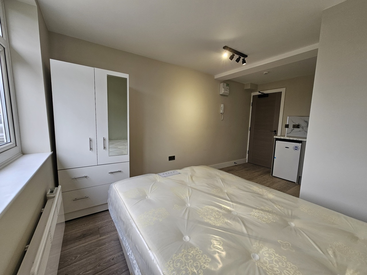 Feltham Ashford Spelthorne - Studio Flat, Brightside Avenue, TW18 - To ...