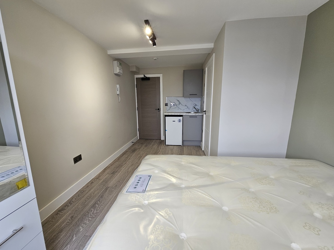 Feltham Ashford Spelthorne - Studio Flat, Brightside Avenue, TW18 - To ...