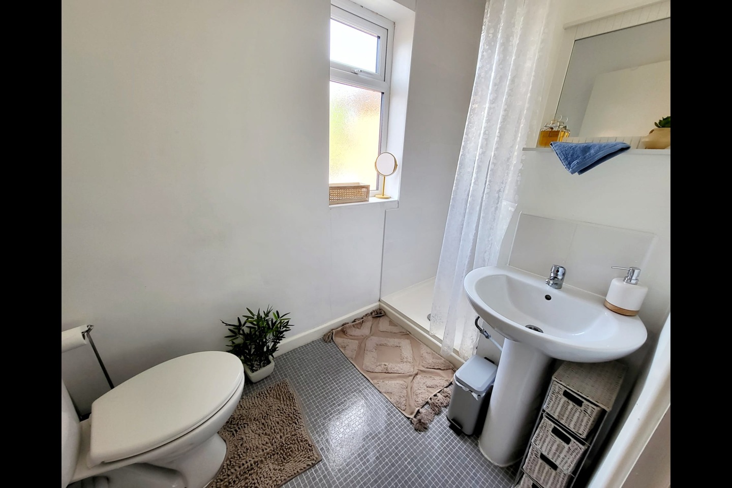 Wolverhampton - Room in a Shared House, Nine Elms Lane, WV10 - To Rent ...