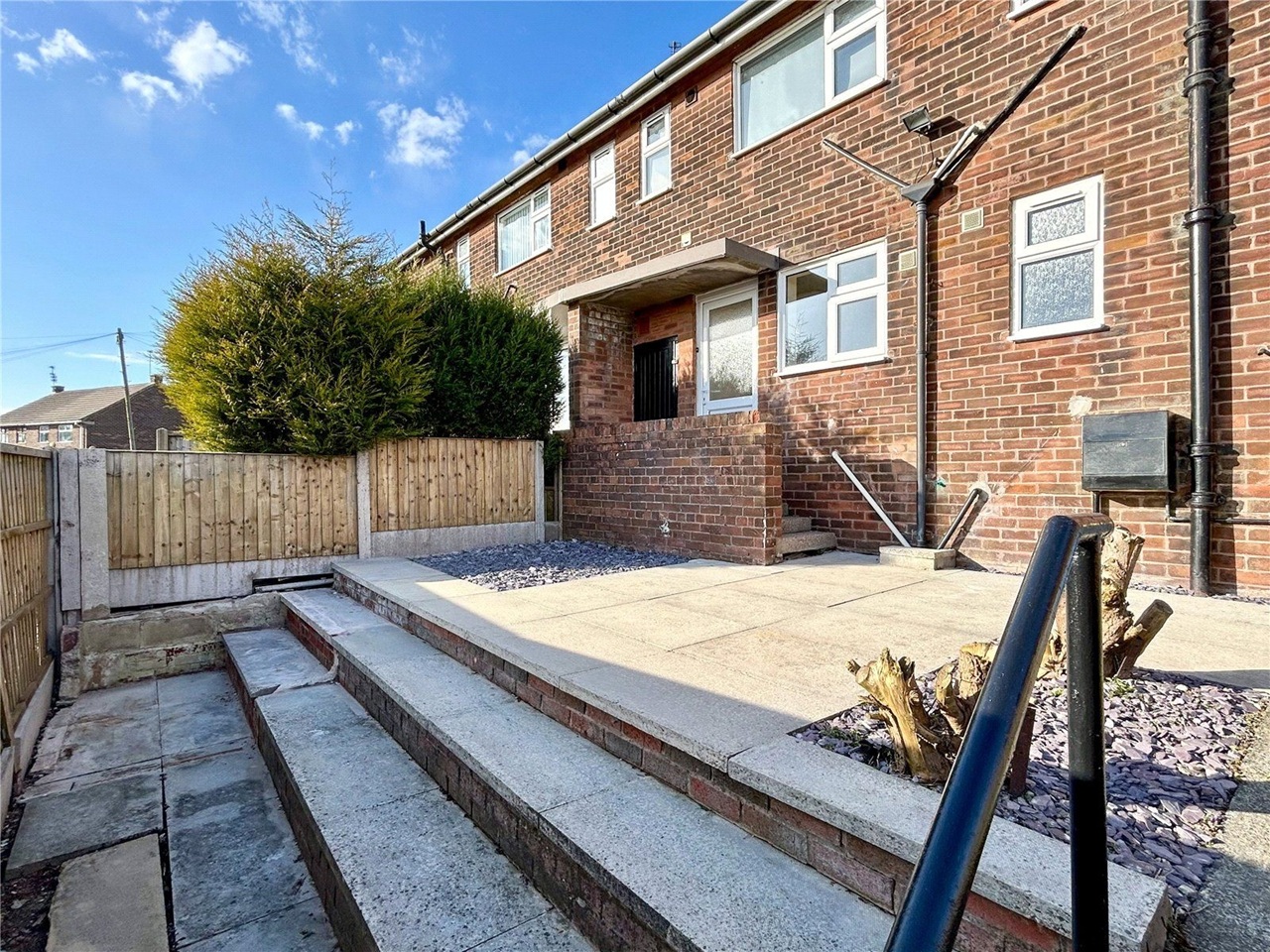 Austerlands, Oldham - 1 Bed Flat, Brown Hill Drive, OL4 - To Rent Now ...