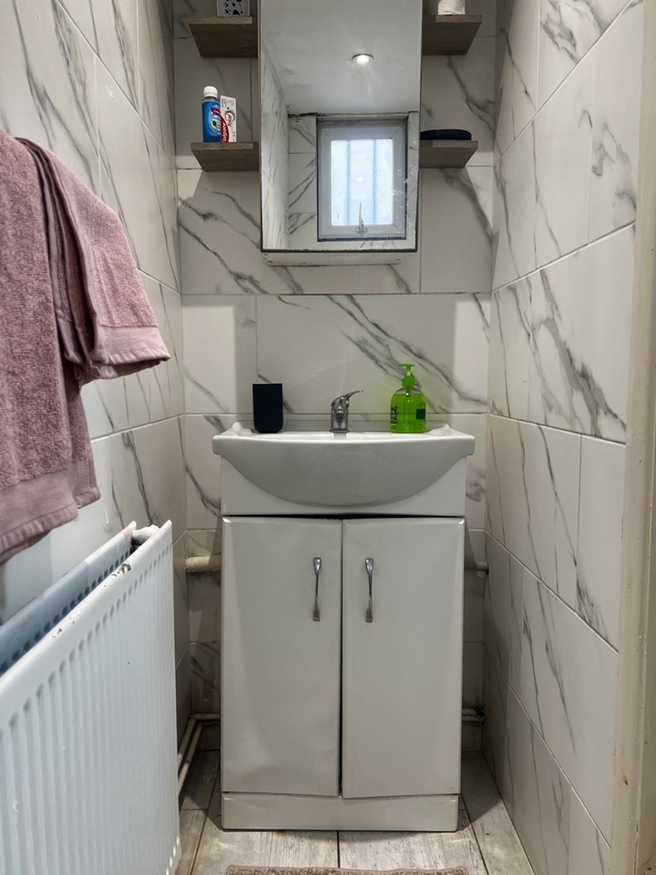 London - 1 Bed Flat, London, E13 - To Rent Now for £1,300.00 p/m