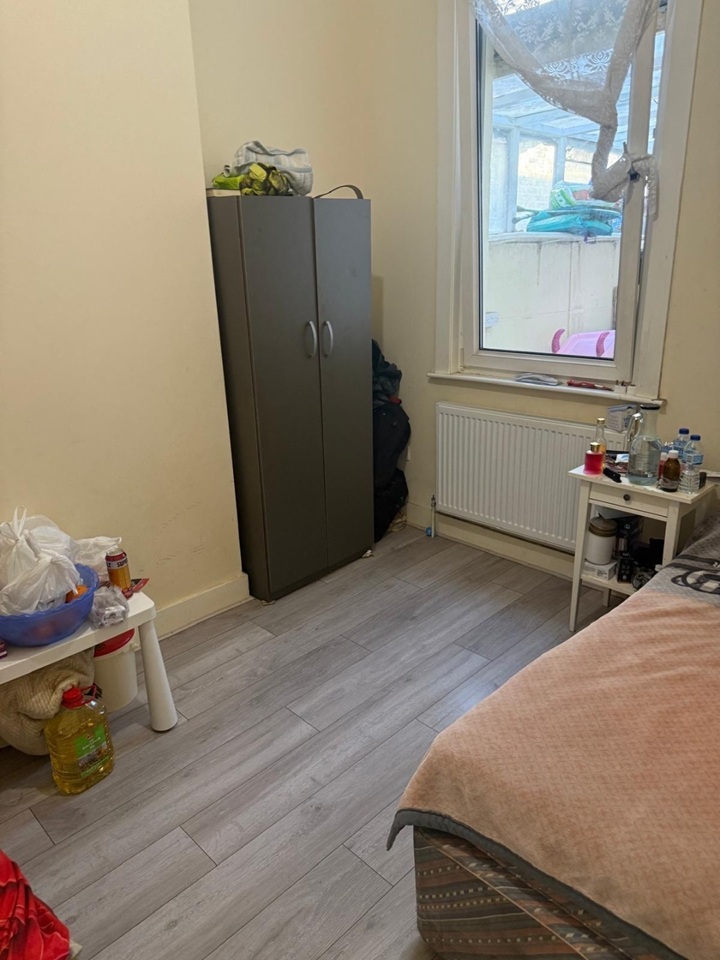 London - Room in a Shared House, Erskine Road, E17 - To Rent Now for £ ...