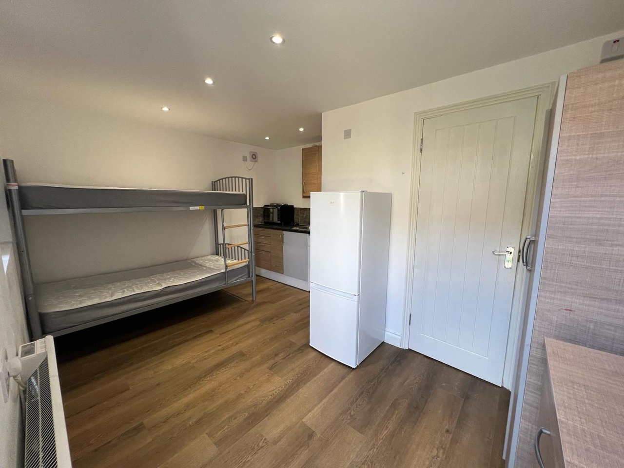Dagenham - Studio Flat, Gainsborough Road, RM8 - To Rent Now for £1,000 ...