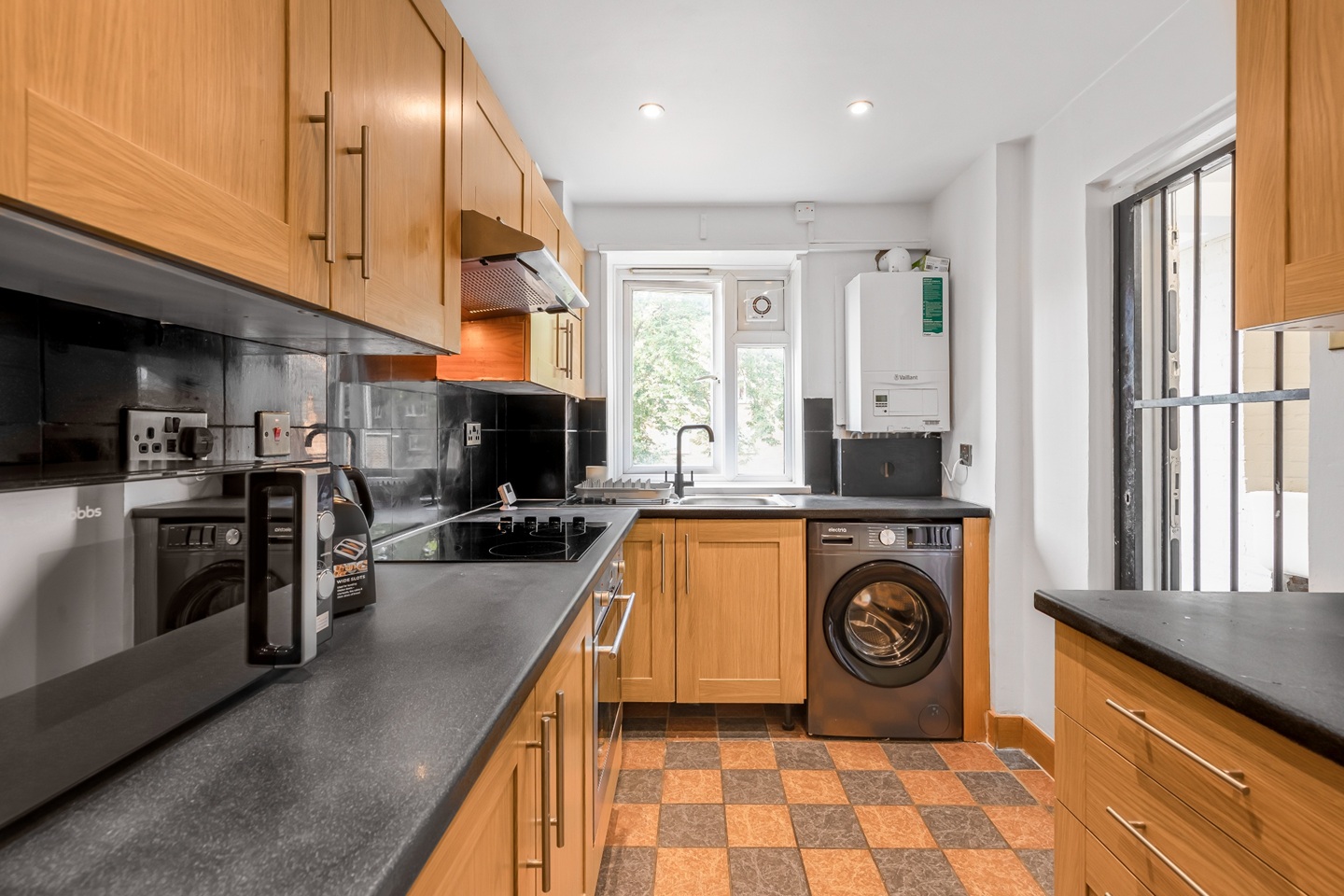 London - Room in a Shared Flat, Tayside Court, SE5 - To Rent Now for £ ...