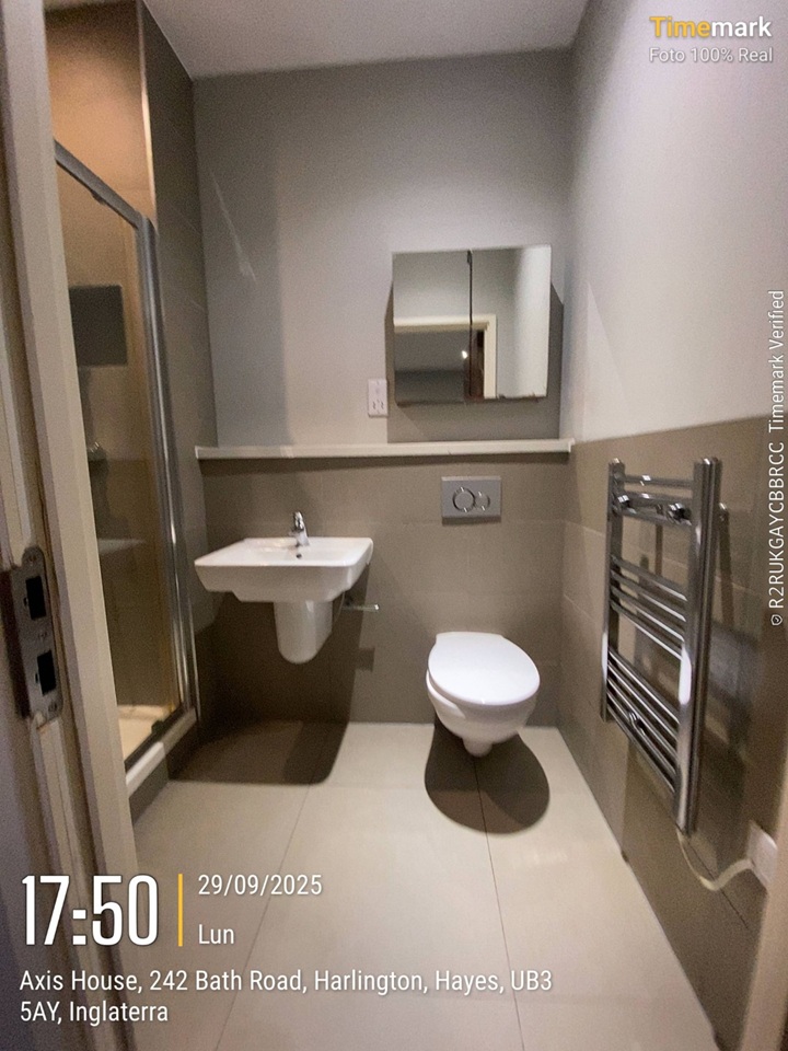 Harlington, Hayes - 2 Bed Flat, Axis House, UB3 - To Rent Now for £ ...