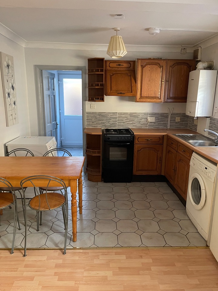 Chiswick - 2 Bed Flat, Eastbury Grove, W4 - To Rent Now for £2,100.00 p/m