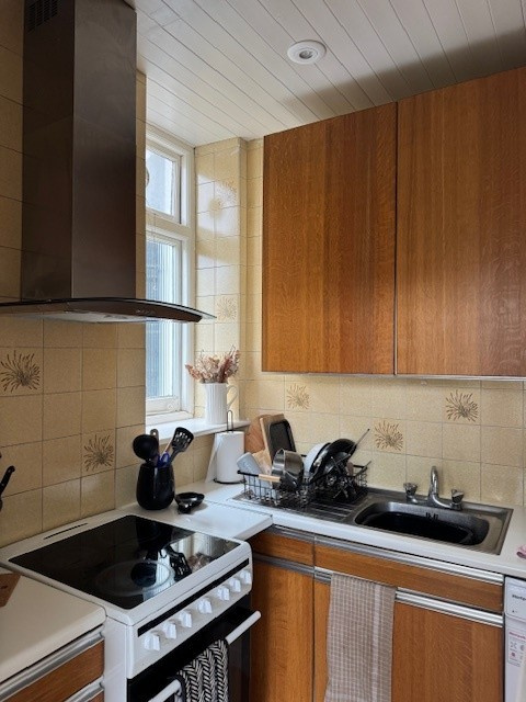 London - 1 Bed Flat, Carlton Drive, SW15 - To Rent Now for £1,350.00 p/m