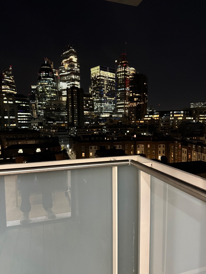 London - 2 Bed Flat, Denning Point, E1 - To Rent Now for £3,900.00 p/m