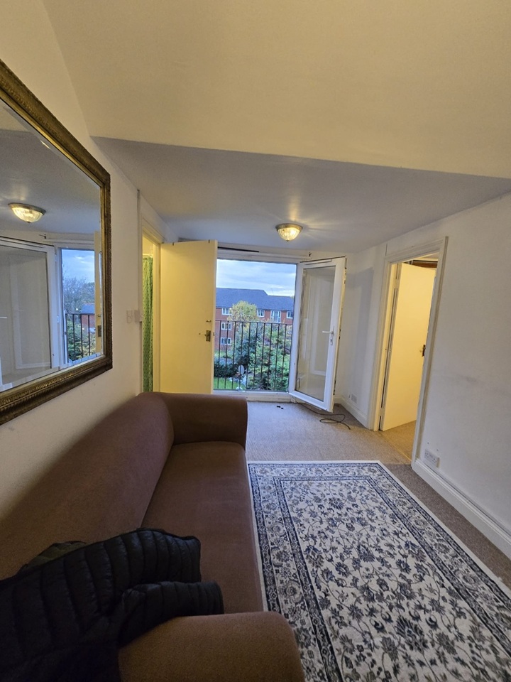 London - 1 Bed Flat, Hanger Lane, W5 - To Rent Now for £1,695.00 p/m