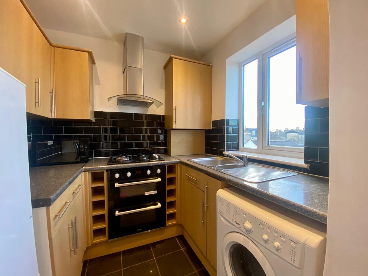 London - 2 Bed Flat, High Street Colliers Wood, SW19 - To Rent Now for ...