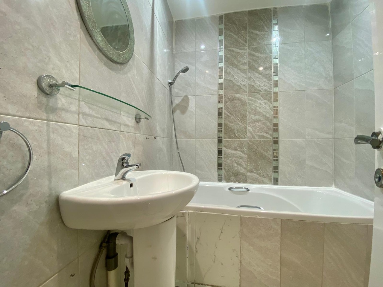 London - 2 Bed Flat, High Street Colliers Wood, SW19 - To Rent Now for ...