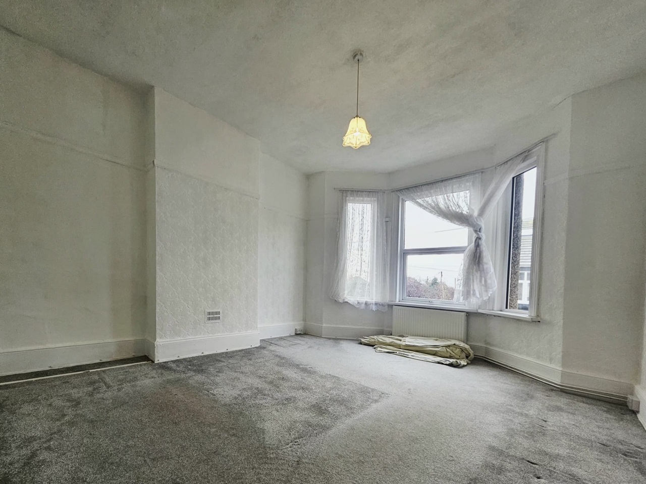 Hadleigh, Benfleet - 2 Bed Flat, High Street, SS7 - To Rent Now for £ ...