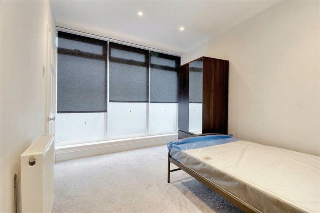 Croydon - 2 Bed Flat, Portland Road, SE25 - To Rent Now for £1,525.00 p/m