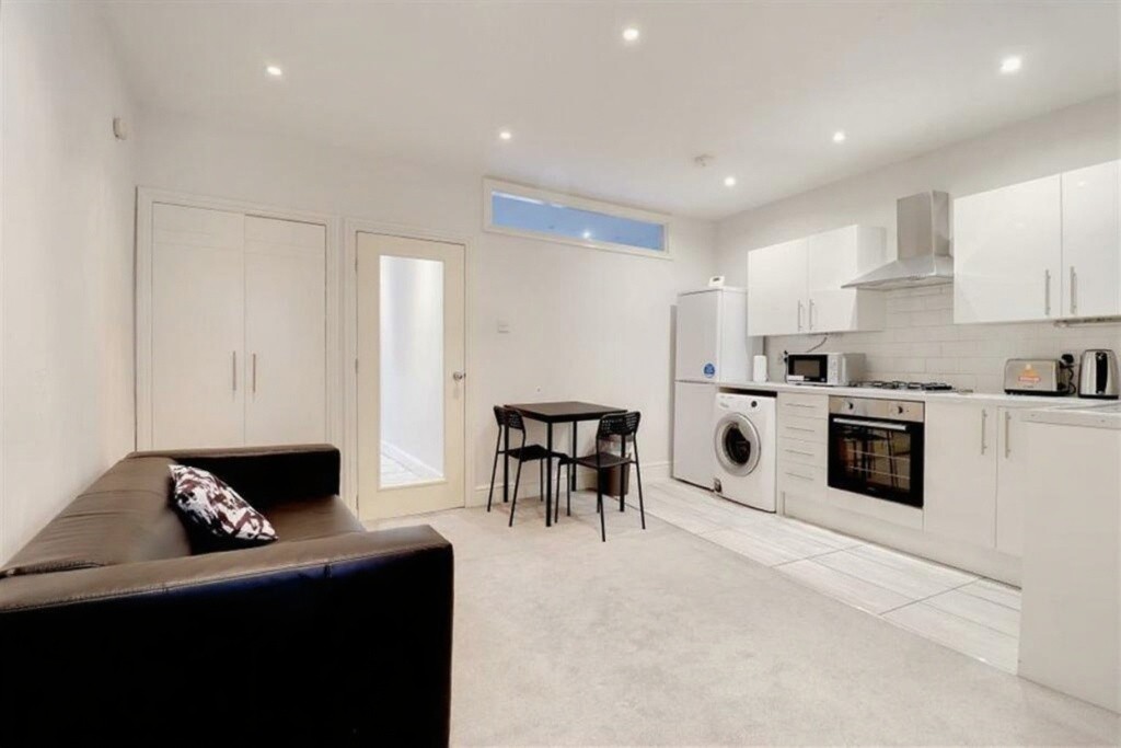 Croydon - 2 Bed Flat, Portland Road, SE25 - To Rent Now for £1,525.00 p/m