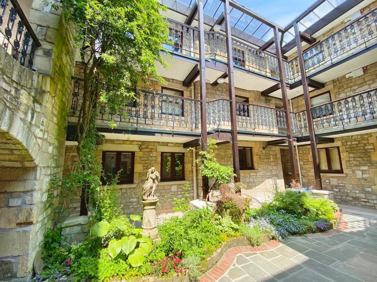 Bath - 2 Bed Flat, Caxton Court, BA2 - To Rent Now for £1,600.00 p/m