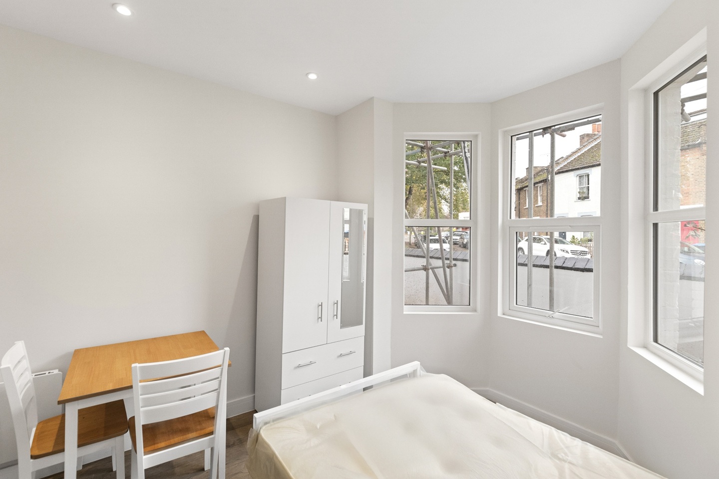 Enfield - Studio Flat, Chase Side Crescent, EN2 - To Rent Now for £895. ...