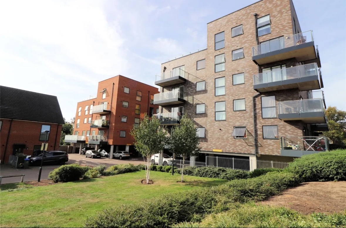 Erith - 3 Bed Flat, Dell View Road, DA8 - To Rent Now for £2,000.00 p/m
