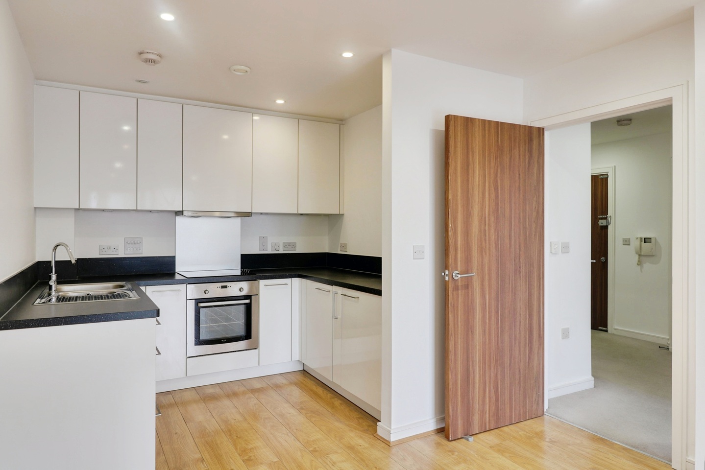 London - 1 Bed Flat, Avershaw House, SW15 - To Rent Now for £2,200.00 p/m
