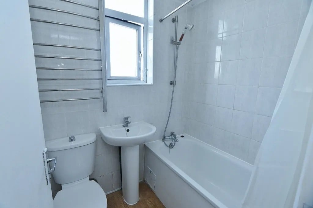 Romford - 2 Bed Flat, Collier Row Road, RM5 - To Rent Now for £1,400.00 p/m