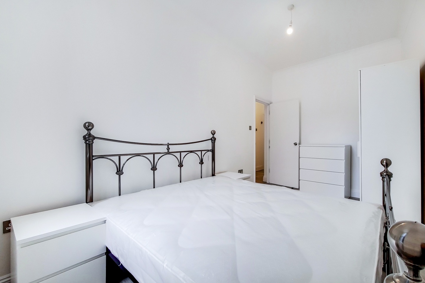 London - 1 Bed Flat, Southampton Way, SE5 - To Rent Now for £1,680.00 p/m