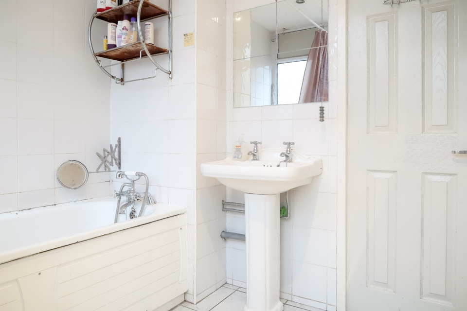 Tower Hamlets - Room in a Shared Flat, Poplar, E14 - To Rent Now for £ ...