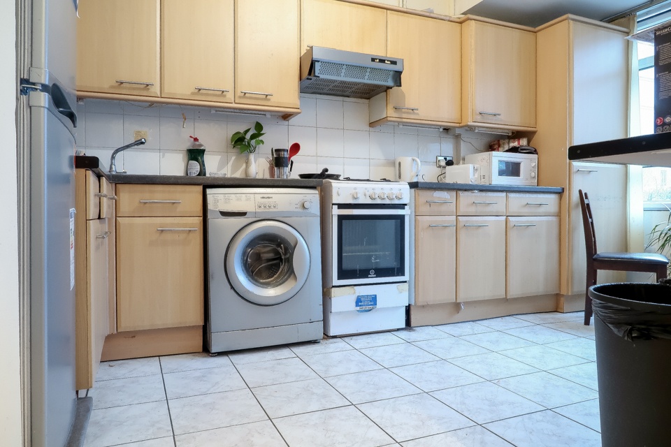 Tower Hamlets - Room in a Shared Flat, Poplar, E14 - To Rent Now for £ ...