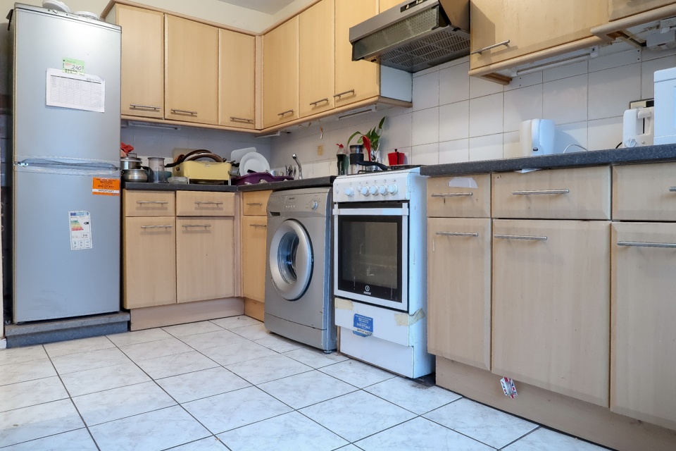 Tower Hamlets - Room in a Shared Flat, Poplar, E14 - To Rent Now for £ ...