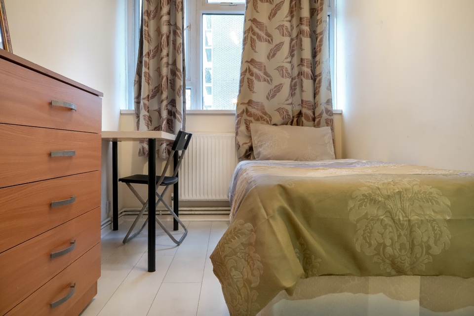 Tower Hamlets - Room in a Shared Flat, Poplar, E14 - To Rent Now for £ ...