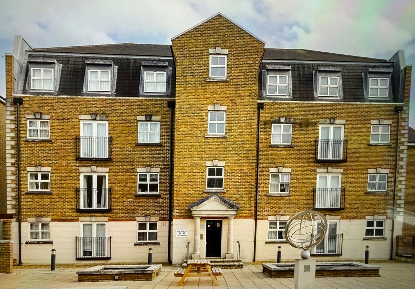 London - 2 Bed Flat, Brook Square, SE18 - To Rent Now for £1,750.00 p/m