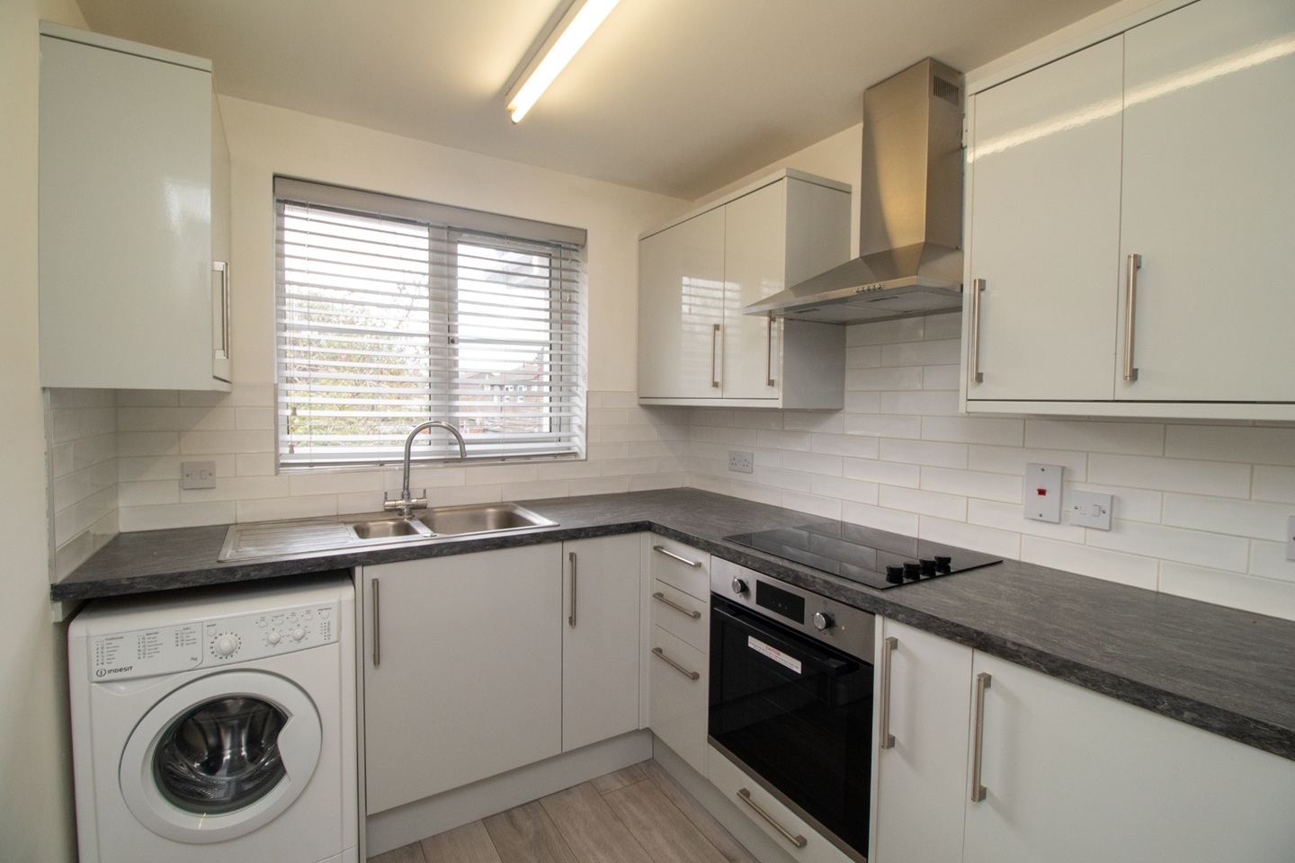 Pitsea, Basildon - 2 Bed Flat, Crown Avenue, SS13 - To Rent Now for £ ...