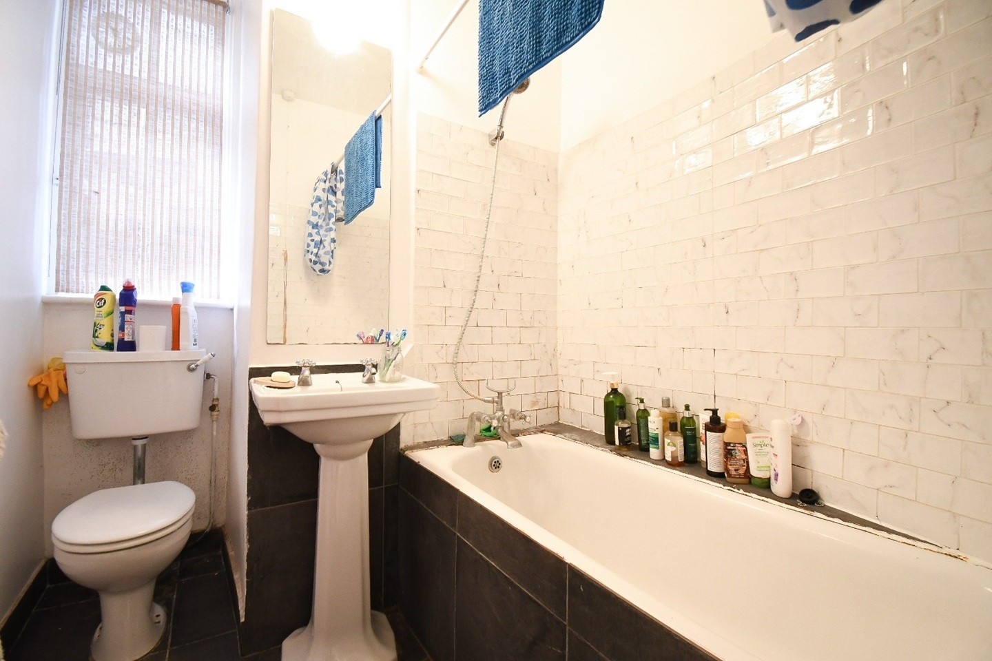 London - 2 Bed Flat, Albert Road, E10 - To Rent Now for £1,900.00 p/m