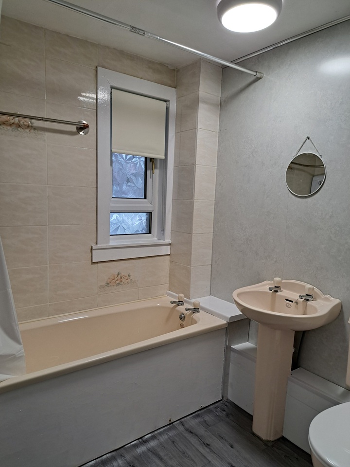 Cumbernauld, Glasgow - 1 Bed Flat, Abronhill, G67 - To Rent Now for £ ...