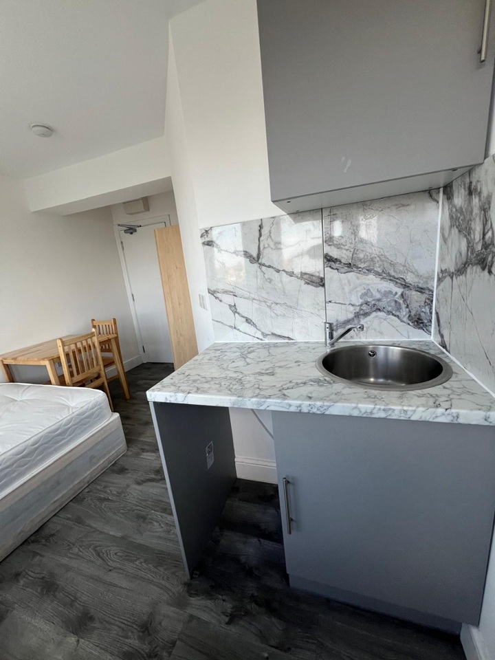 Ilford - Studio Flat, High Road, IG1 - To Rent Now for £900.00 p/m