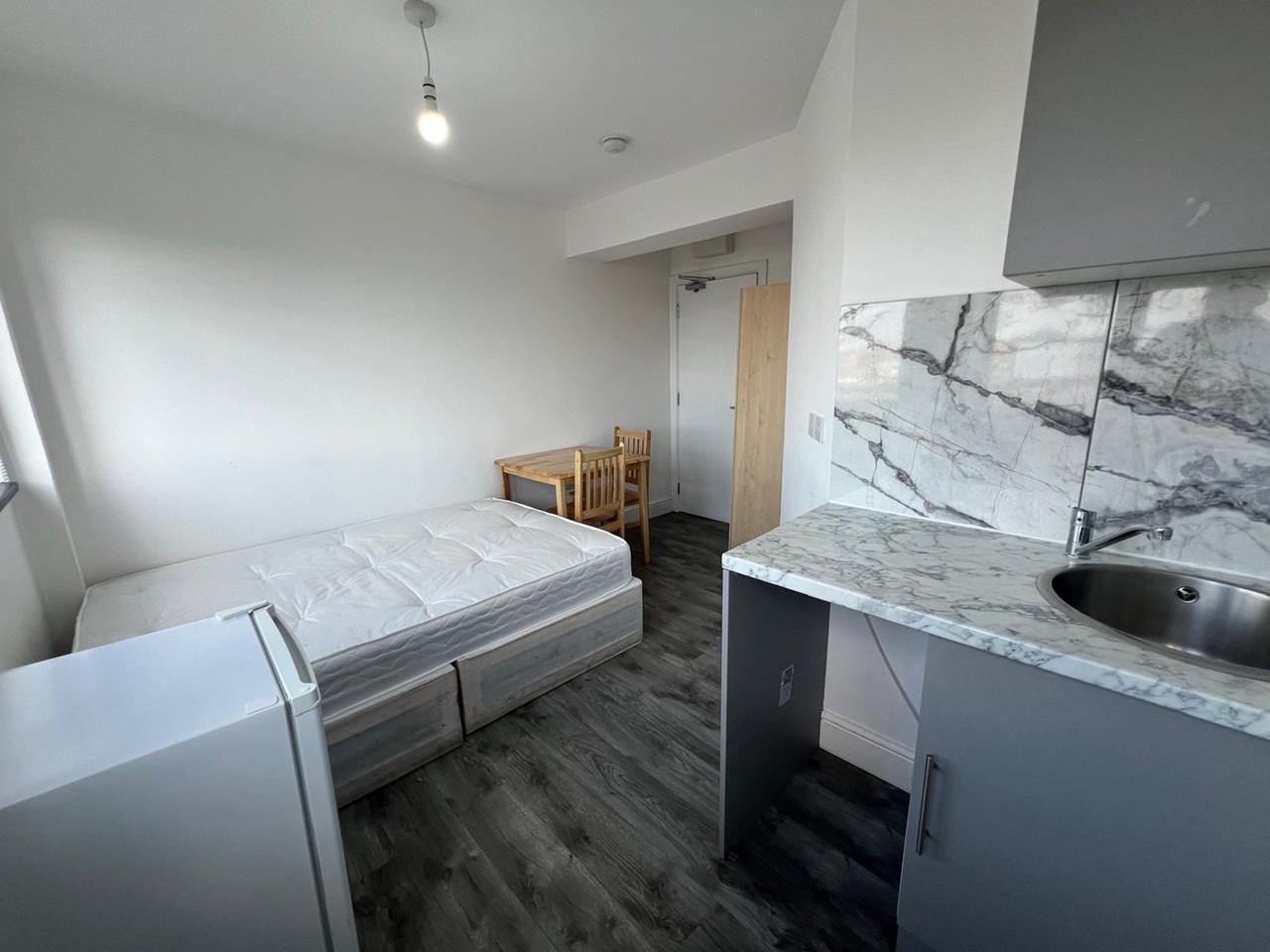 Ilford - Studio Flat, High Road, IG1 - To Rent Now for £900.00 p/m
