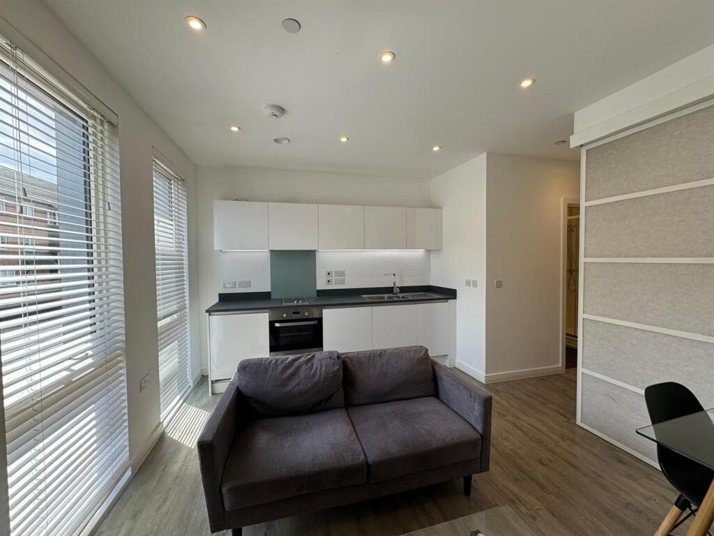 Enfield - Studio Flat, Ordnance Road, EN3 - To Rent Now for £1,300.00 p/m