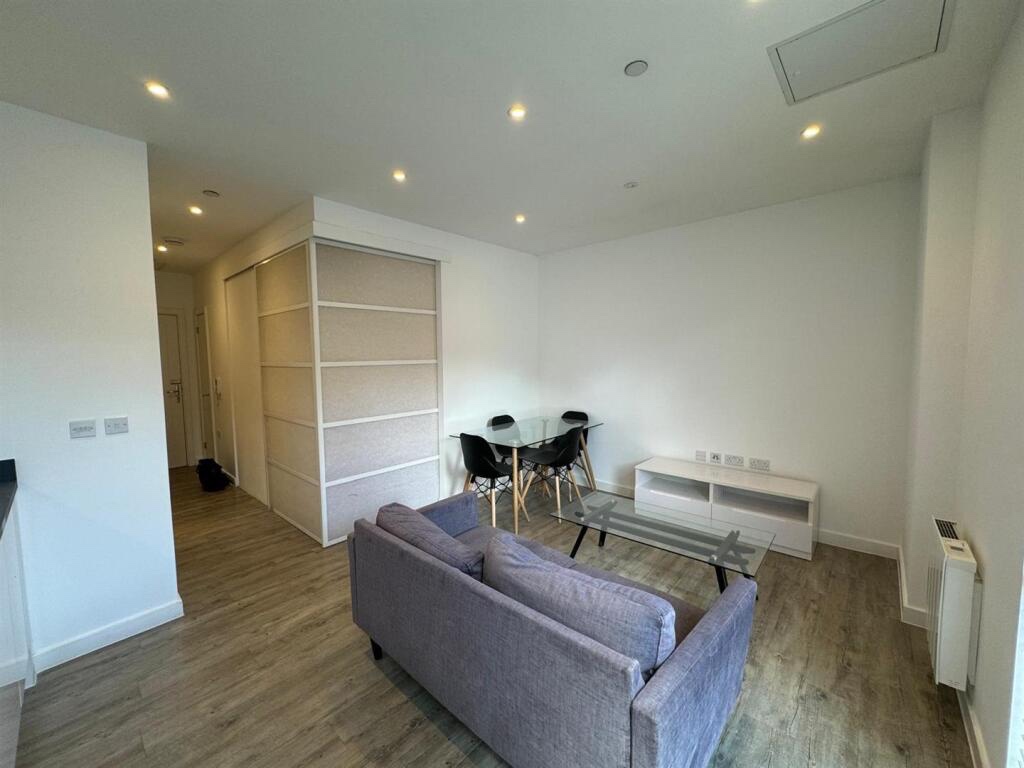Enfield - Studio Flat, Ordnance Road, EN3 - To Rent Now for £1,300.00 p/m
