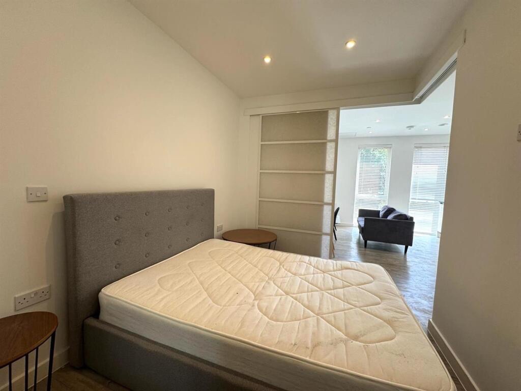 Enfield - Studio Flat, Ordnance Road, EN3 - To Rent Now for £1,300.00 p/m
