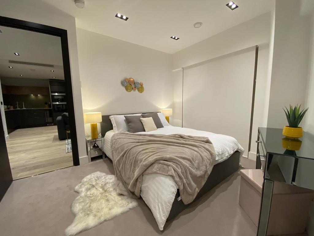 London - 2 Bed Flat, Keybridge Tower, SW8 - To Rent Now for £6,500.00 p/m