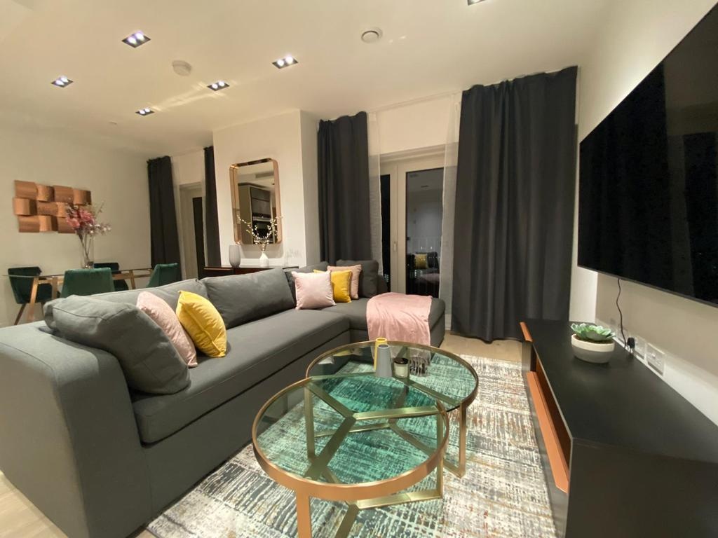 London - 2 Bed Flat, Keybridge Tower, SW8 - To Rent Now for £6,500.00 p/m